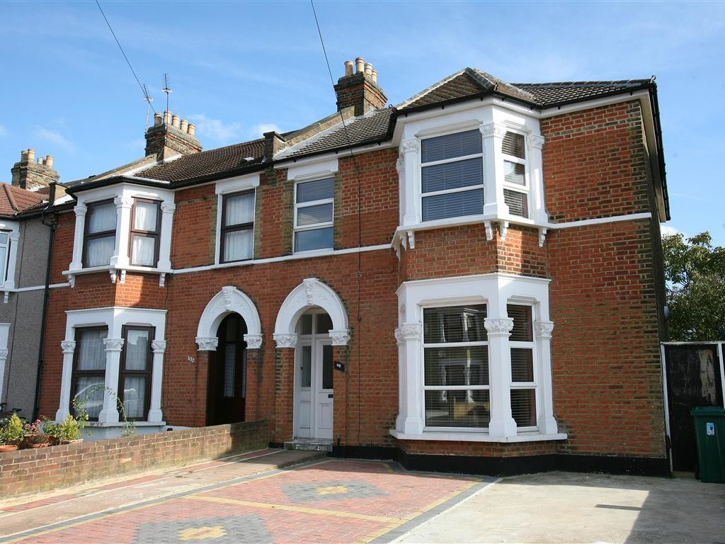 2 bed flat to rent in Kingswood Road, Goodmayes, Ilford IG3, £1,650 pcm ...
