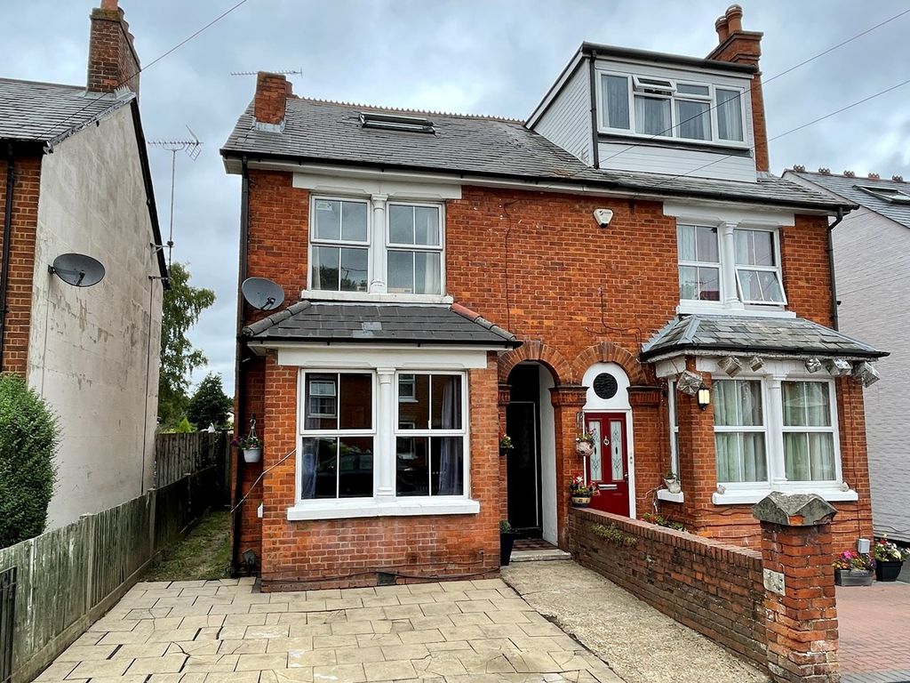 4 Bed Semi Detached House For Sale In High View Road Farnborough Gu14