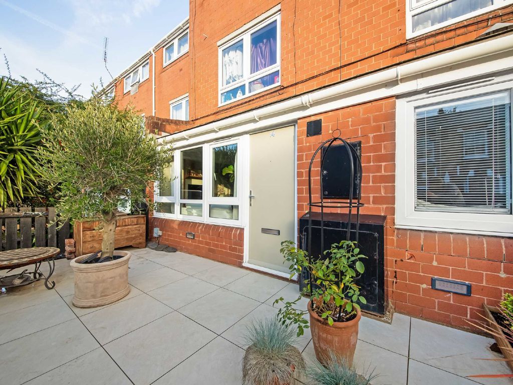1 bed flat to rent in Burchell Road, London SE15, £1,950 pcm - Zoopla