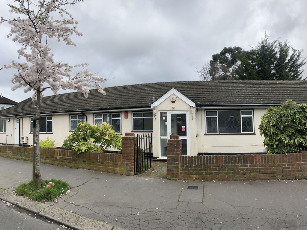 10 bed bungalow to rent in Brickfield Road, Thornton Heath CR7, £11,000 ...