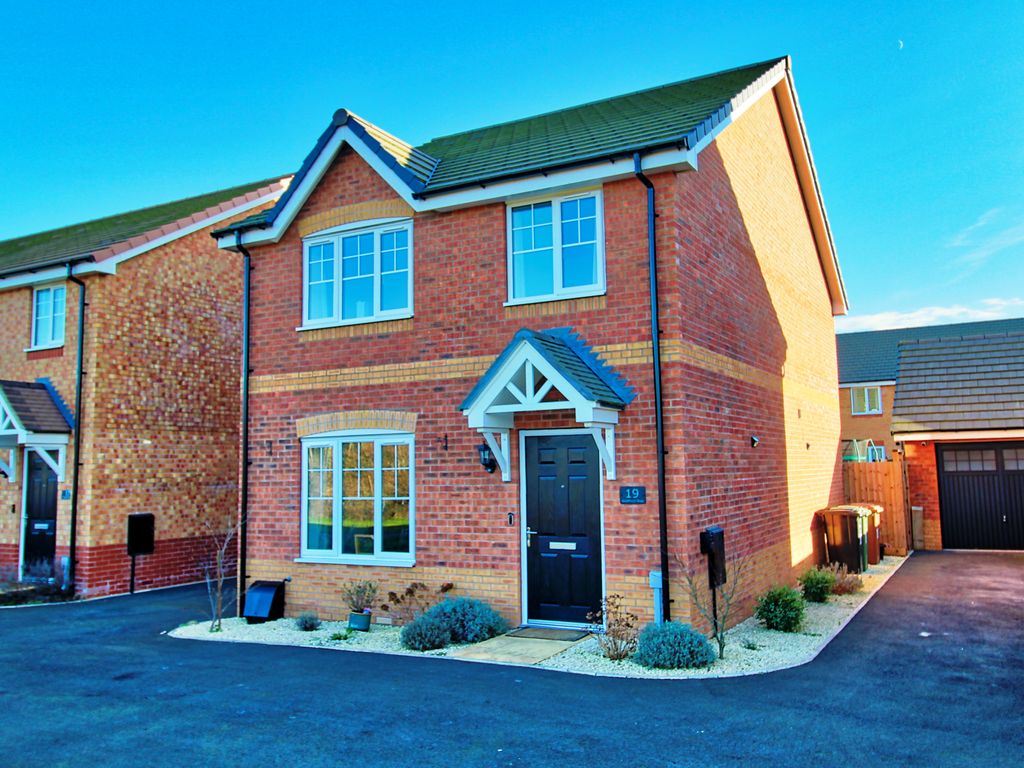 3 Bed Detached House For Sale In Goldfinch Rise Pershore Wr10 £