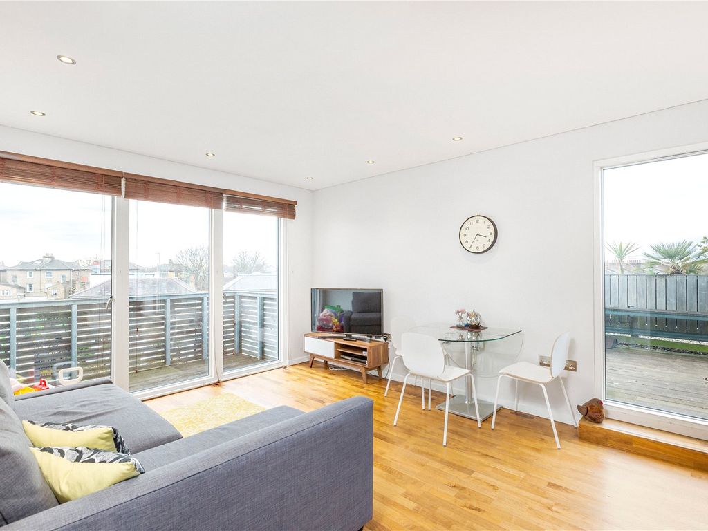2 bed flat for sale in Balham Grove, London SW12, £675,000 - Zoopla