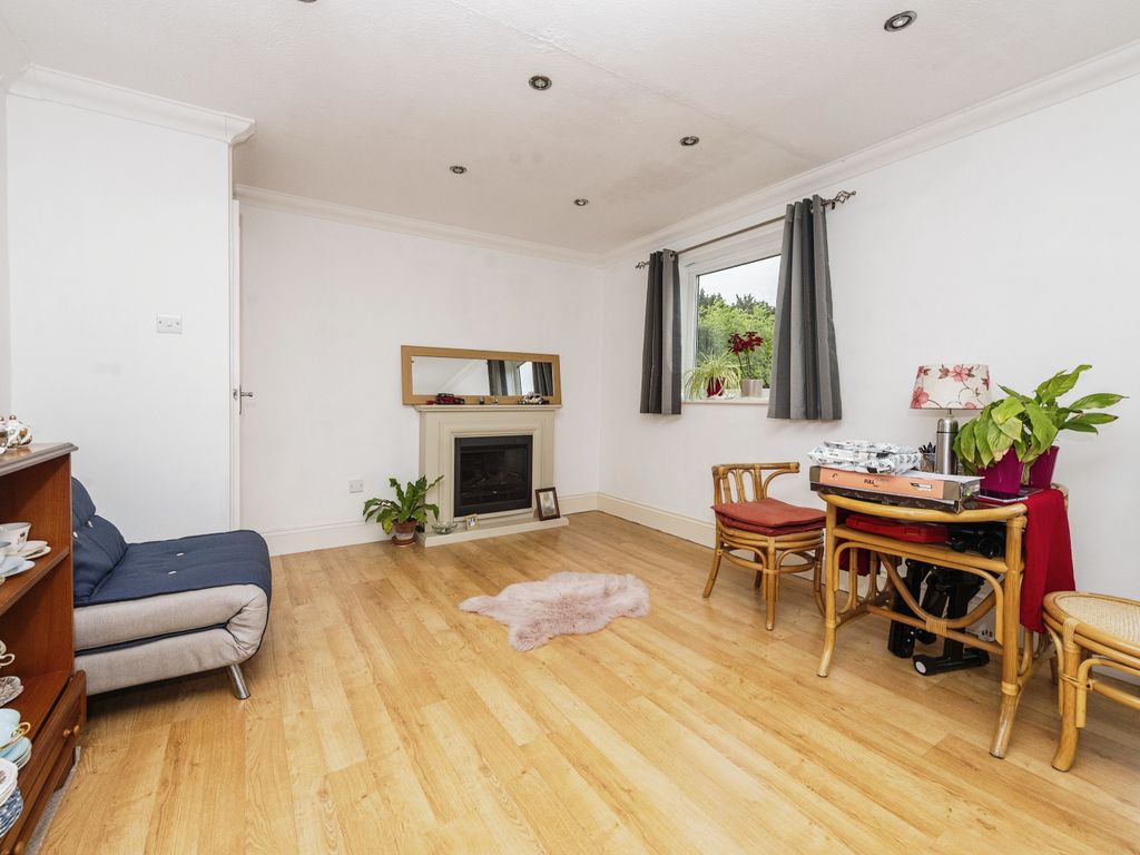 2 bed flat for sale in The Mall, Dunstable LU5, £170,000 - Zoopla