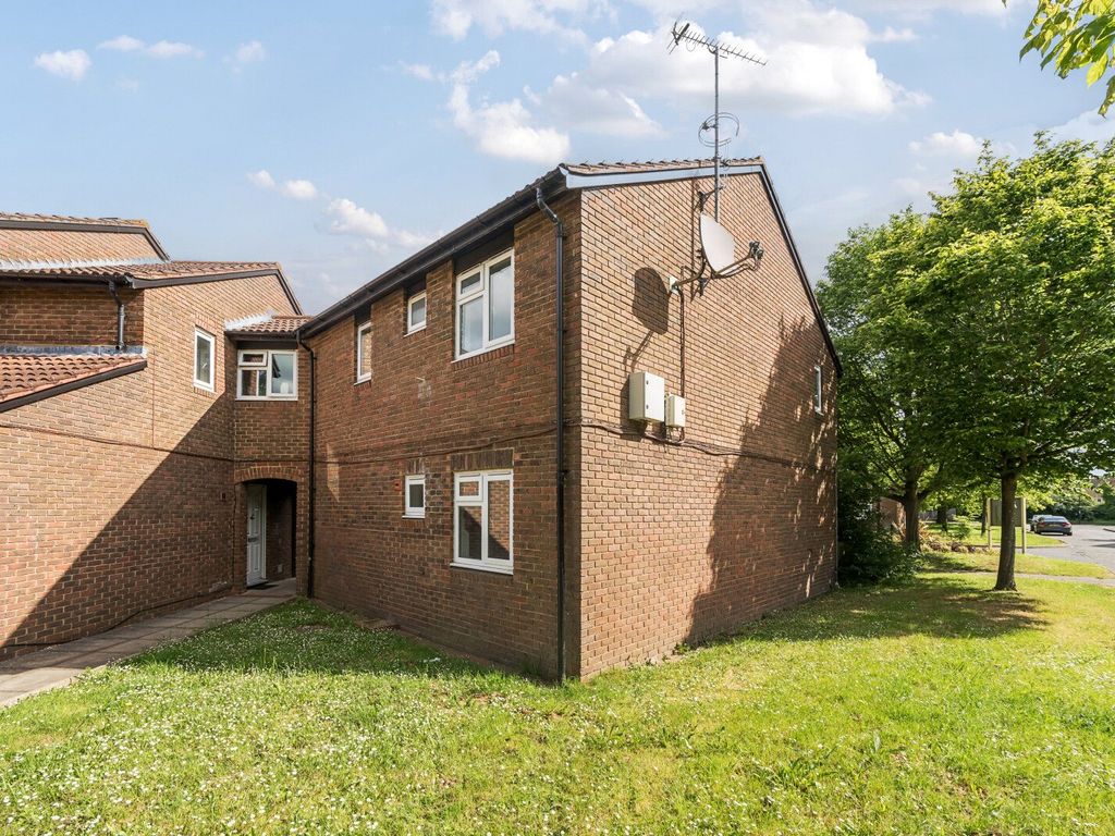 1 bed flat for sale in Robin Close, Hampton TW12, £225,000 - Zoopla