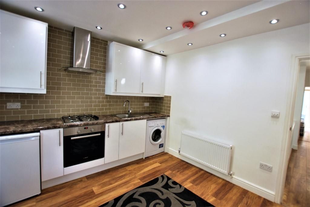2 bed flat to rent in Cambridge Heath Road, London E2, £2,000 pcm - Zoopla