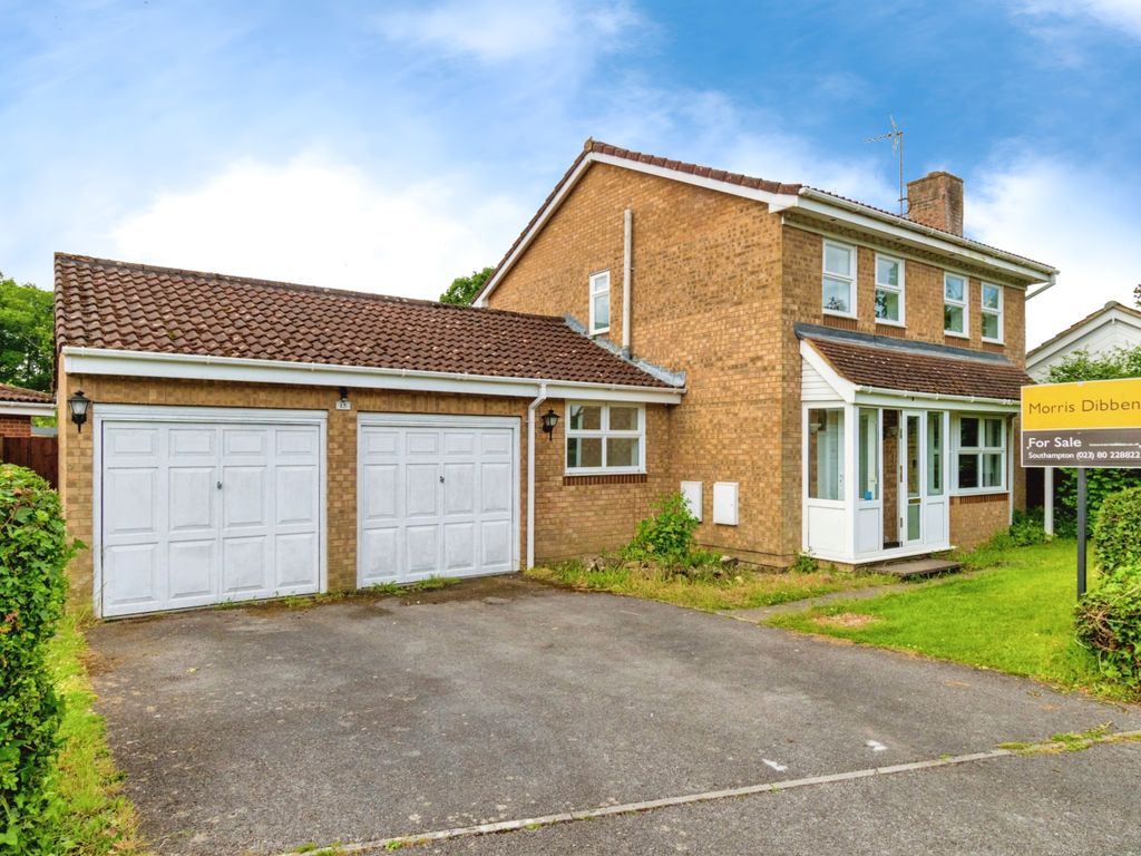 4 bed detached house for sale in Maplewood Close, Totton, Southampton ...