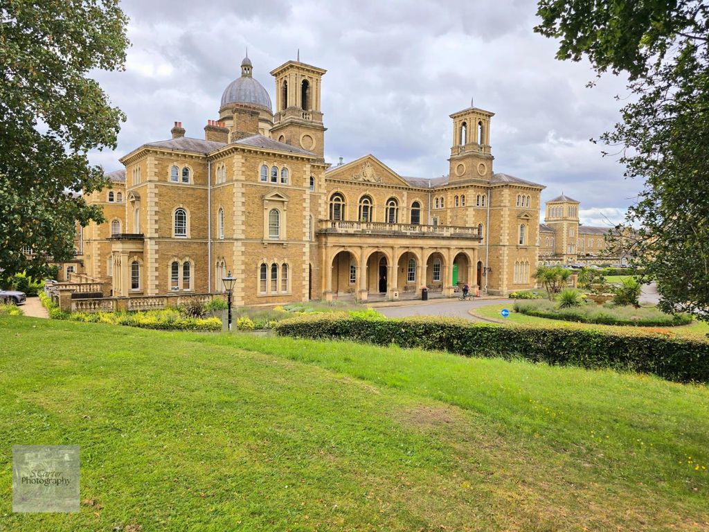 3 bed flat to rent in Royal Drive, London N11, £3,295 pcm - Zoopla