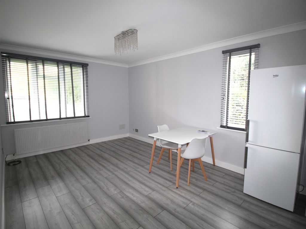 1 bed flat to rent in Canberra Close, London NW4, £1,650 pcm - Zoopla