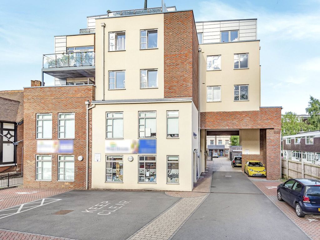 2 bed flat for sale in Guildford Road, Woking GU22, £350,000 - Zoopla