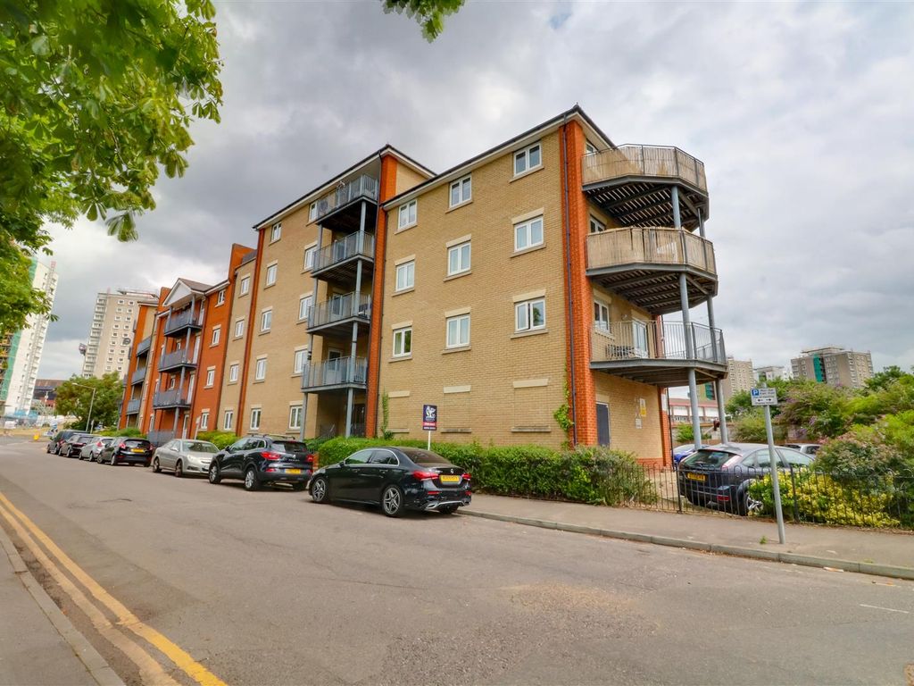 2 bed flat for sale in Thames Road, Grays RM17 - Zoopla