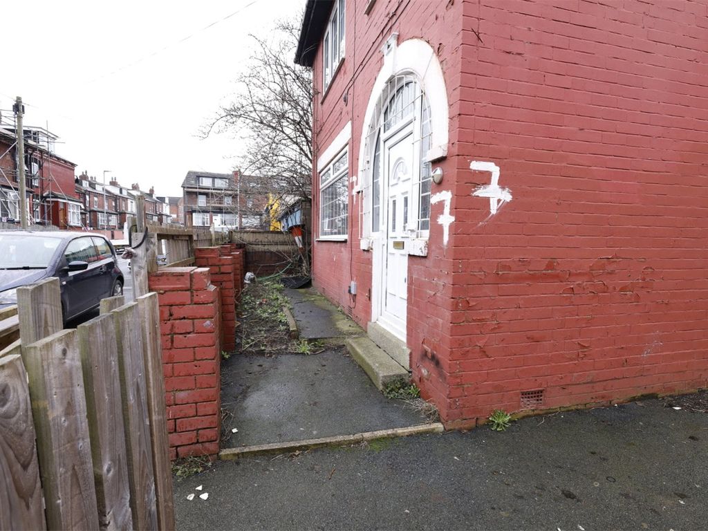 3 bed detached house for sale in Trafford Grove, Leeds, West Yorkshire ...