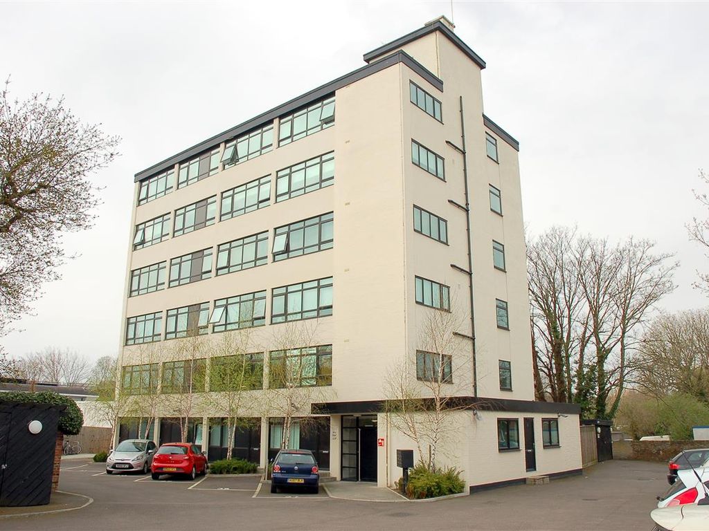 2 bed flat to rent in Springfield Road, Chelmsford CM2, £1,300 pcm - Zoopla