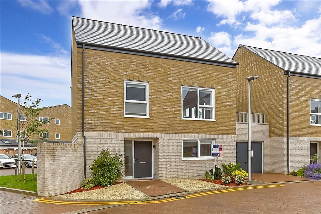 2 bed link detached house for sale in Spritsail Way, Rochester, Kent ...