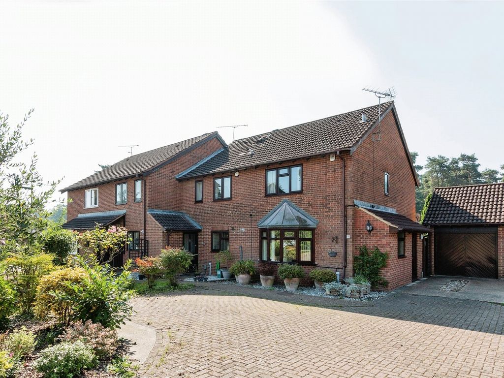 3 Bed End Terrace House For Sale In Patterson Close Frimley Camberley