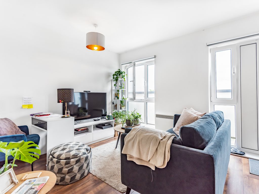 1 bed flat to rent in Lyons Way, Slough, Berkshire SL2, £1,300 pcm - Zoopla