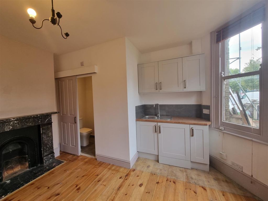 Room to rent in Willoughby Lane, London N17 - Zoopla