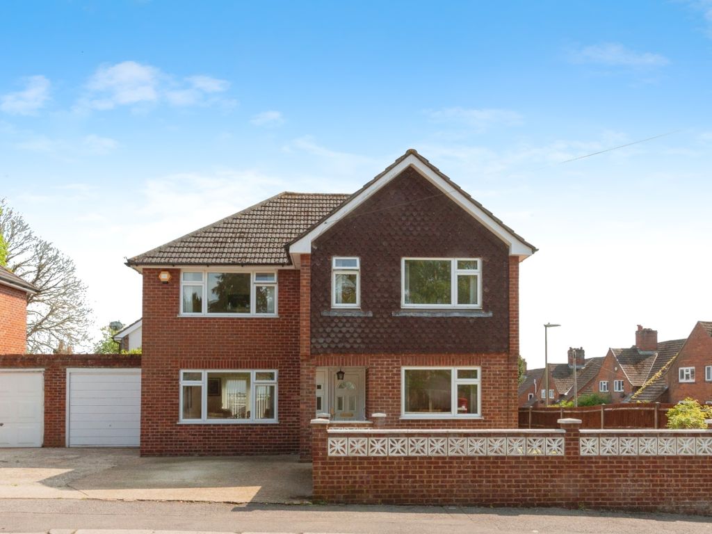 4 Bed Link Detached House For Sale In Cromwell Road Basingstoke