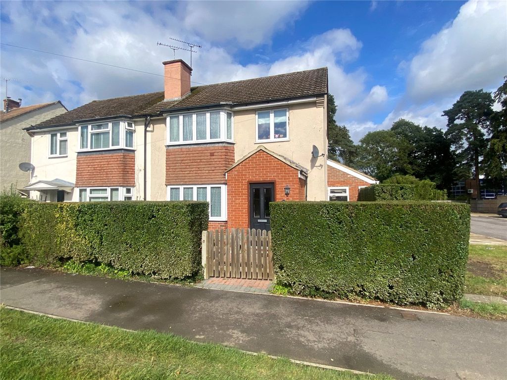 3 Bed Semi Detached House For Sale In Broomhill Road Farnborough