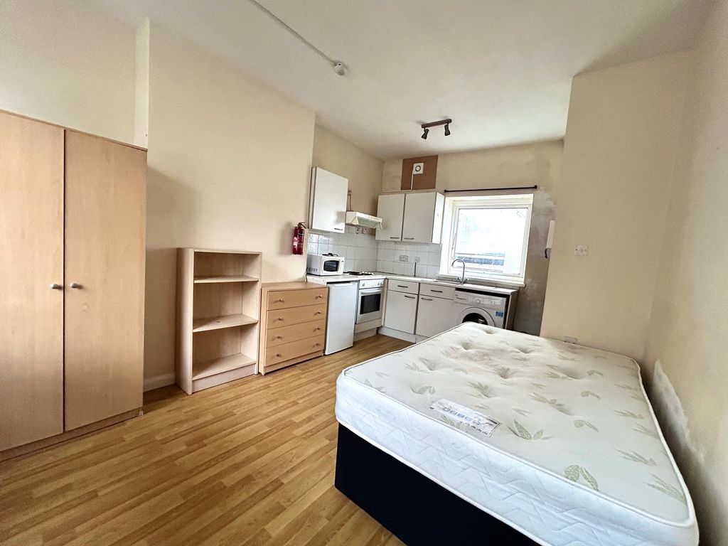 Studio to rent in Rhymney Terrace, Cardiff CF24, £725 pcm - Zoopla