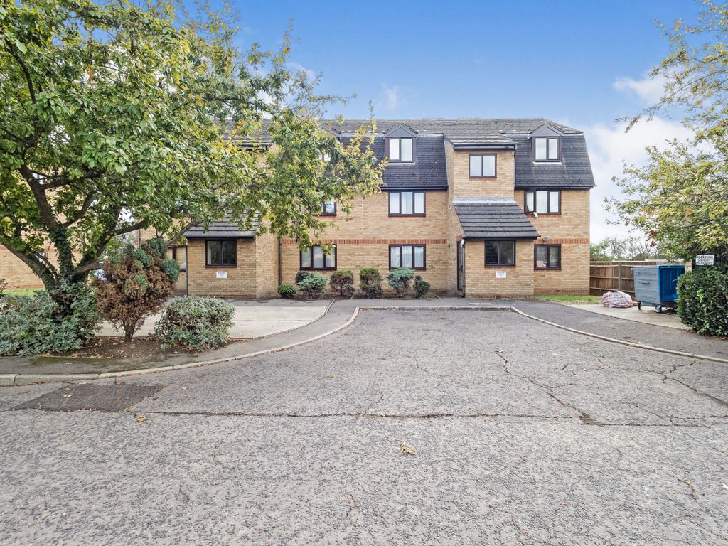 1 bed flat for sale in Blandford Close, Romford RM7 - Zoopla