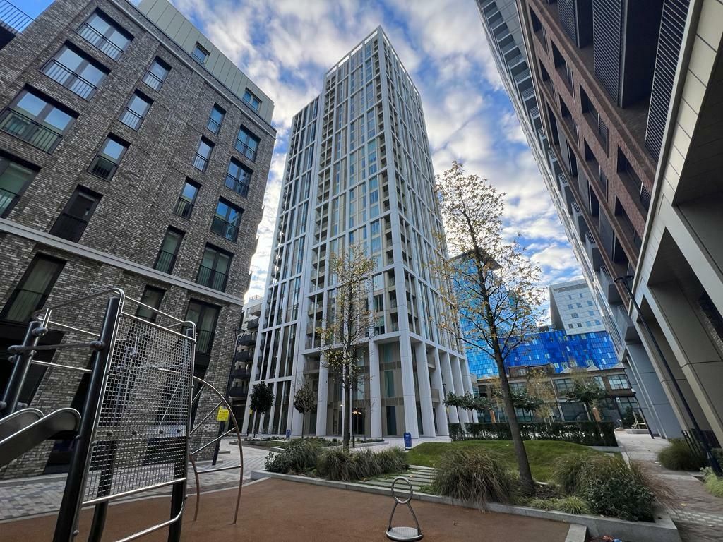 1 bed flat to rent in Cendal Crescent, London E1, £2,300 pcm - Zoopla