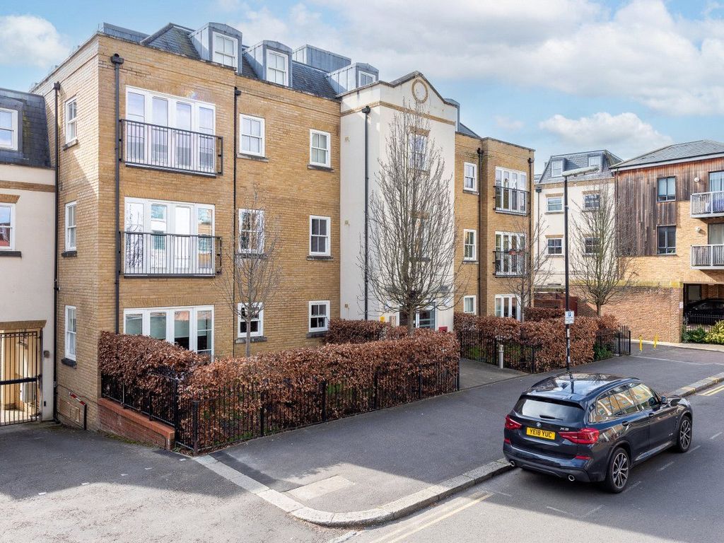 2 bed flat for sale in The Parade, Epsom, Surrey KT18, £400,000 - Zoopla