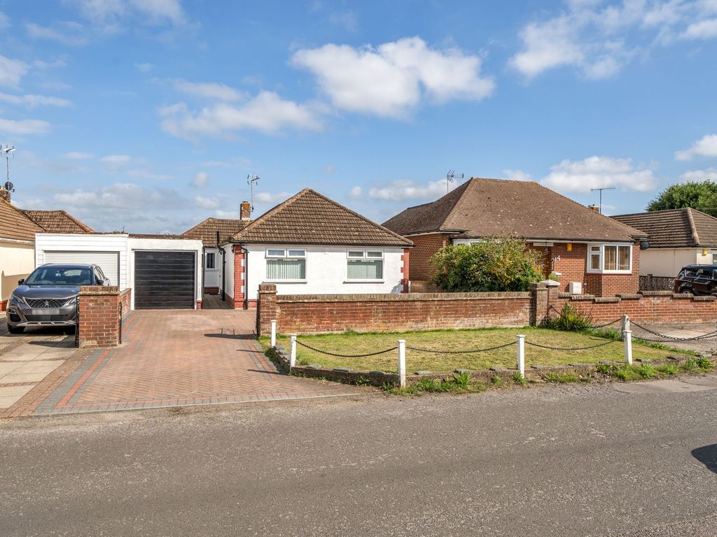 3 Bed Detached Bungalow For Sale In Abbey Fields Faversham Me13 £