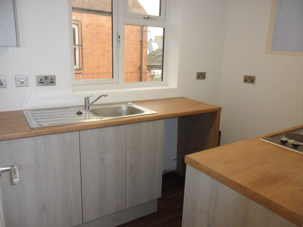 2 bed flat to rent in Queens Road, Nuneaton CV11, £700 pcm - Zoopla