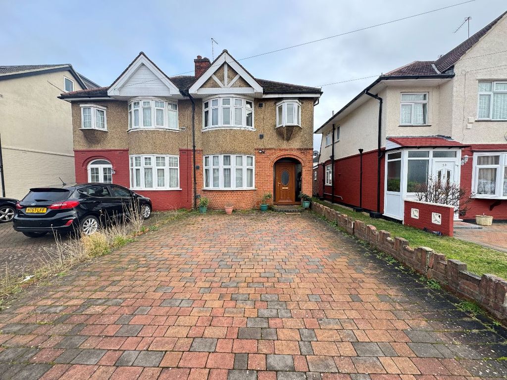3 Bed Semi Detached House To Rent In Catherine Gardens Hounslow Tw3 £