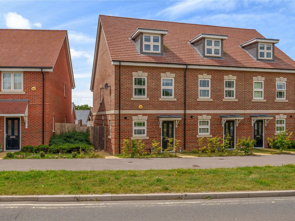 3 Bed End Terrace House For Sale In Oak Avenue Wokingham Berkshire