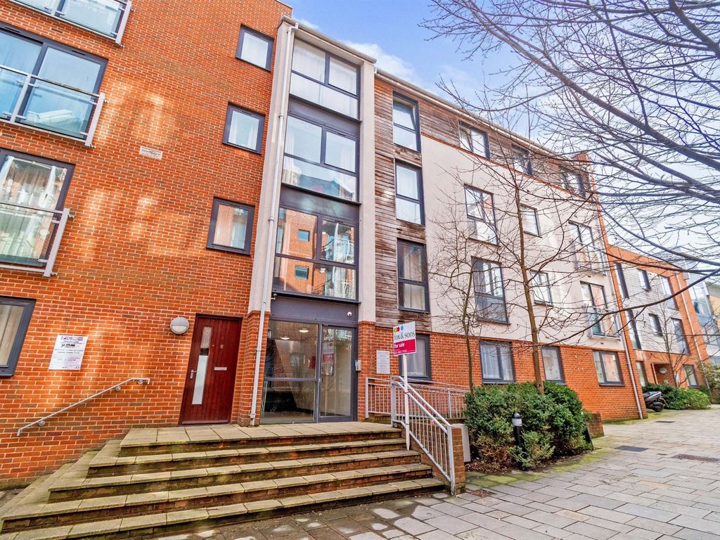 2 bed flat for sale in Castle Way, Southampton SO14 - Zoopla