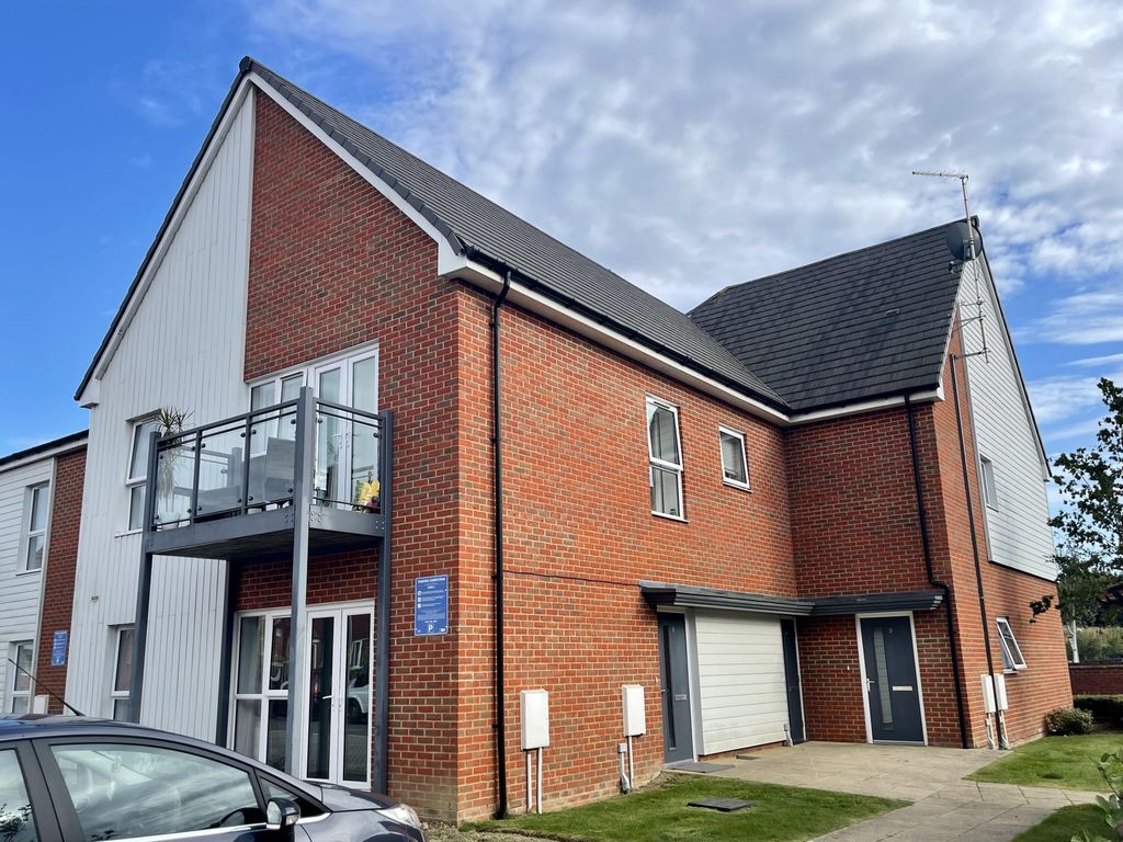 2 bed flat to rent in Turnpike Lane, Faygate, Horsham RH12, £1,445 pcm ...