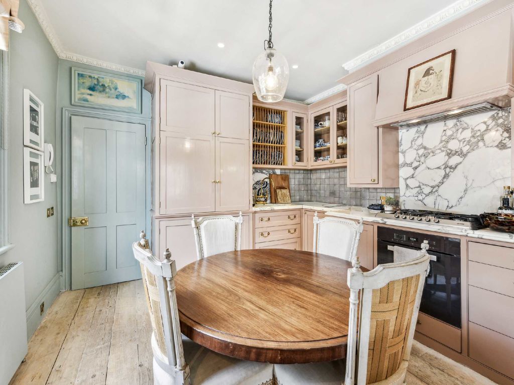 1 bed flat to rent in Upper Cheyne Row, London SW3, £2,600 pcm - Zoopla