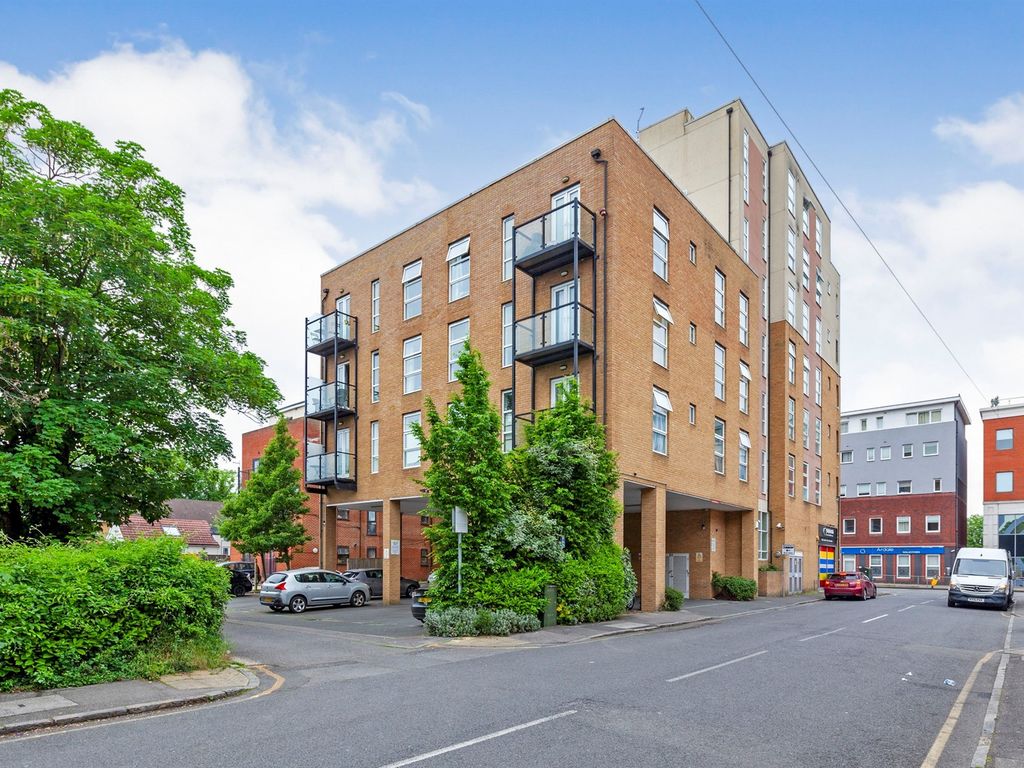 2 bed flat for sale in Burlington Road, Slough SL1, £280,000 - Zoopla