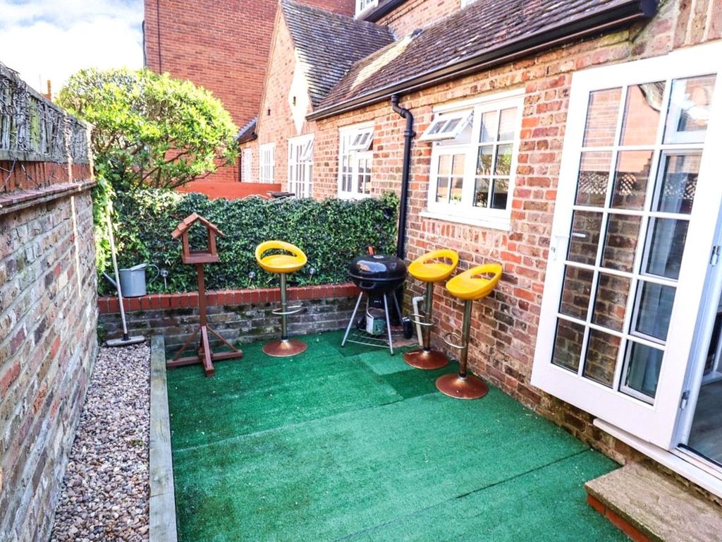 1 bed flat for sale in High Street, Bagshot, Surrey GU19, £220,000 - Zoopla