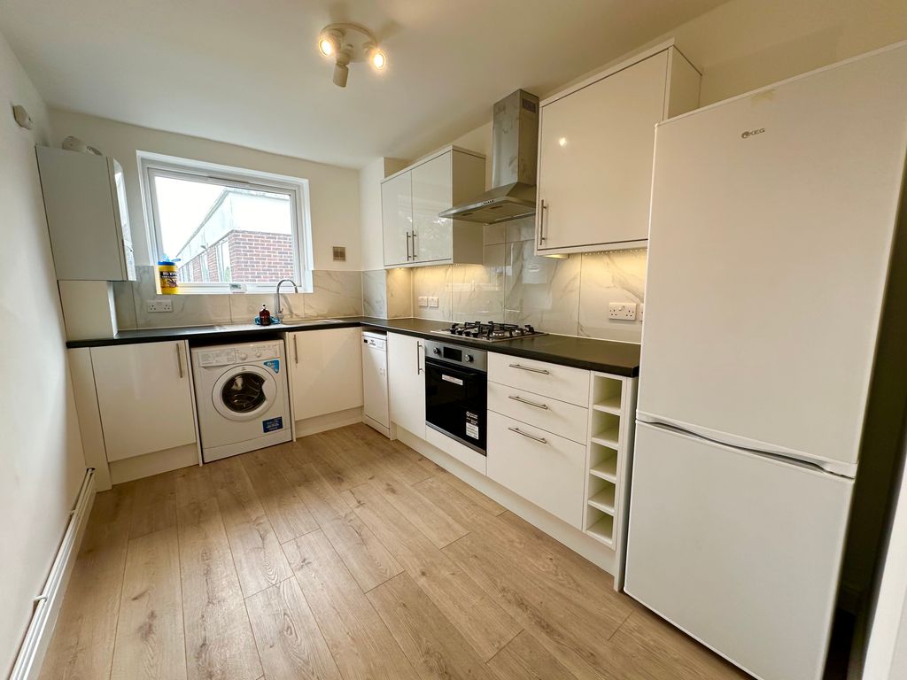 1 bed flat to rent in Alexandra Grove, London N12, £1,600 pcm - Zoopla