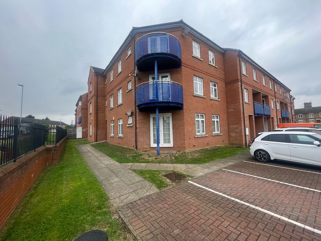 2 bed flat to rent in Fletton Avenue, Peterborough PE2, £850 pcm - Zoopla