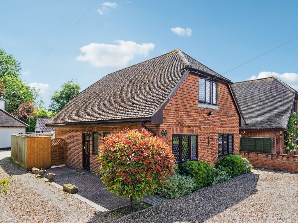 3 Bed Detached House For Sale In Moneyrow Green Holyport Maidenhead