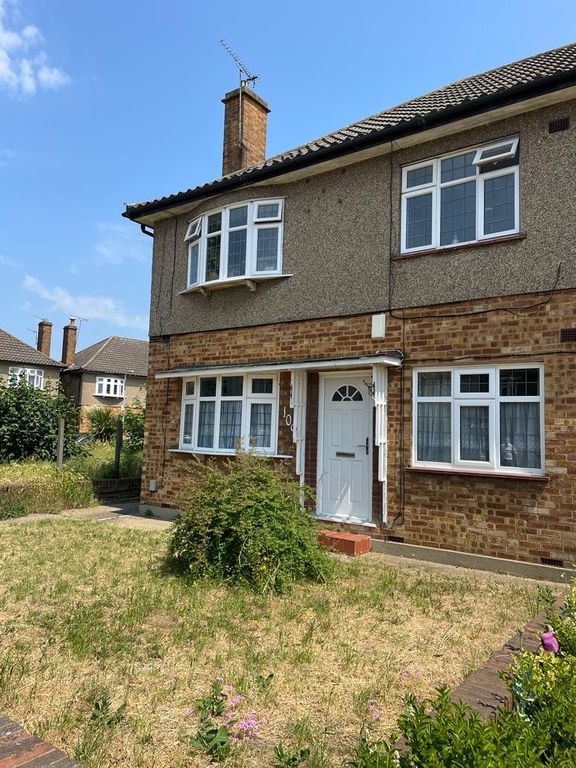 3 bed maisonette for sale in Balgores Lane, Romford RM2 - Zoopla