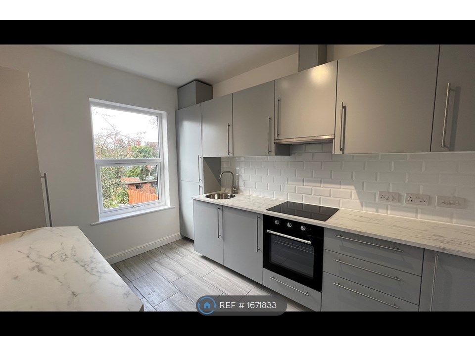 4 bed flat to rent in Balfour Crescent, Wolverhampton WV6 - Zoopla