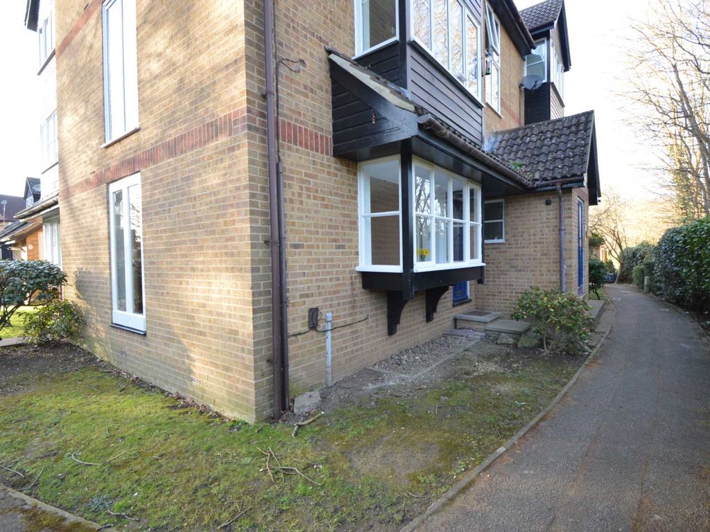 1 bed flat to rent in Williams Close, Addlestone KT15, £950 pcm - Zoopla