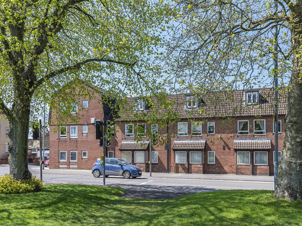 2 bed flat to rent in Southbroom Road, Devizes SN10 - Zoopla