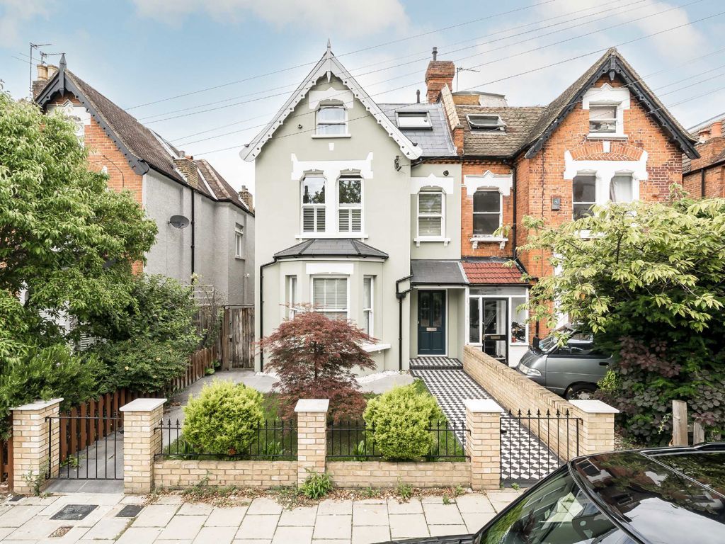 Studio to rent in Hopton Road, London SW16, £1,000 pcm - Zoopla