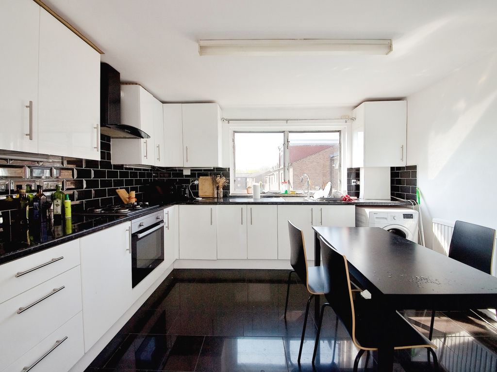3 bed flat to rent in Virginia Road, Shoreditch E2 - Zoopla
