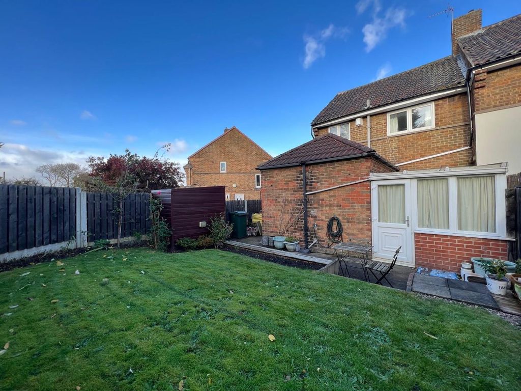 2 Bed End Terrace House To Rent In Derwent Road Barnsley S71 £750 Pcm