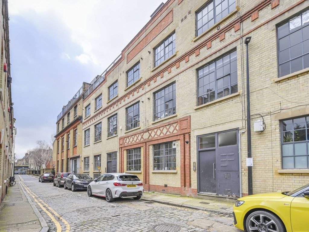 2 bed flat to rent in Rampart Street, Tower Hamlets, London E1, £2,500 ...