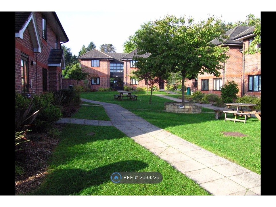 Room to rent in Lawson Road, Henley-On-Thames RG9, £709 pcm - Zoopla