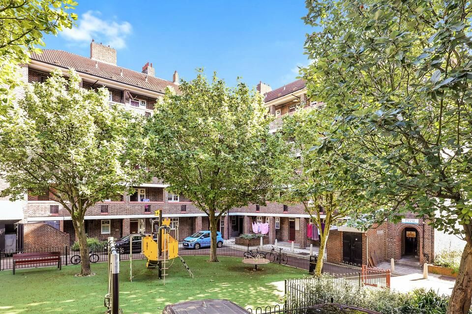 2 bed flat for sale in Dog Kennel Hill Estate, London SE22, £350,000 ...