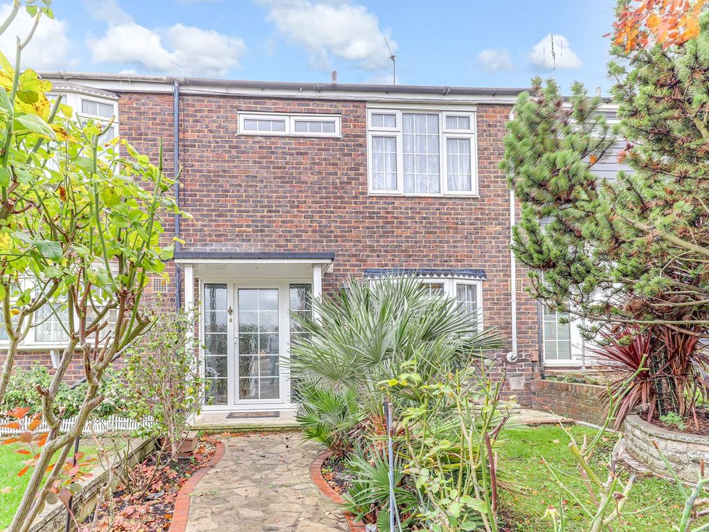3 bed terraced house for sale in Great Mistley, Basildon SS16 - Zoopla
