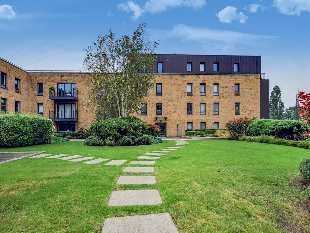 2 bed flat to rent in Embry Road SE9, Blackheath, London,, £2,400 pcm ...